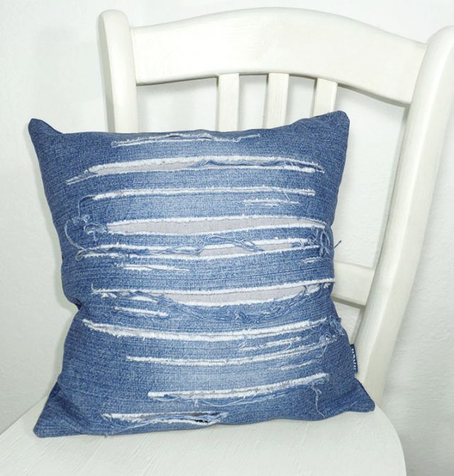 Throw pillows - Make it in denim - DIY sofa cushion or throw pillow